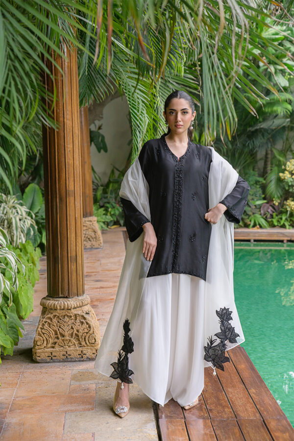 AMNA IQBAL - Black and White Noor – Signature Studio Dubai